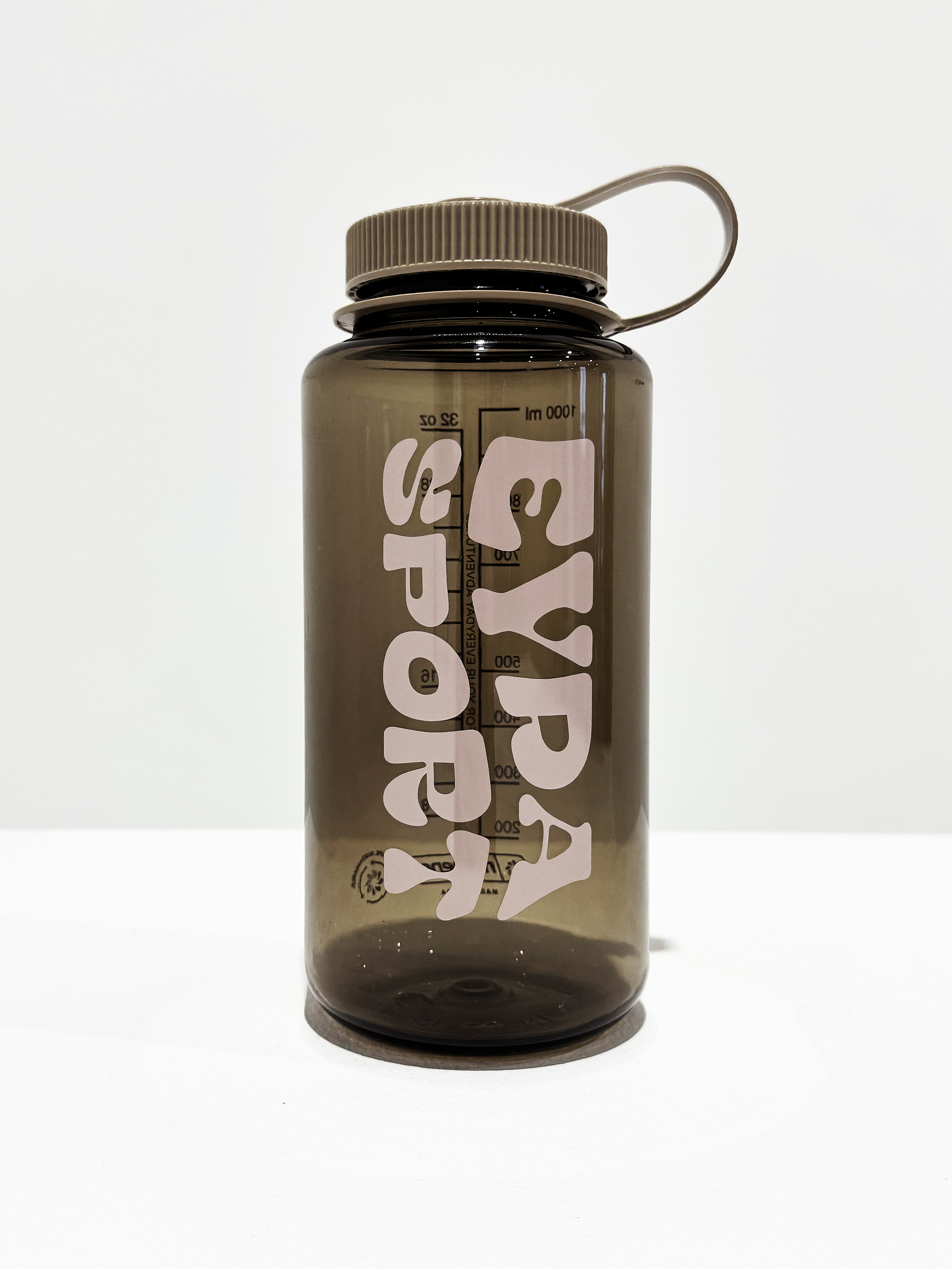 Eyda Gia Water Bottle 1.0L Brown/Greige - Tights.no