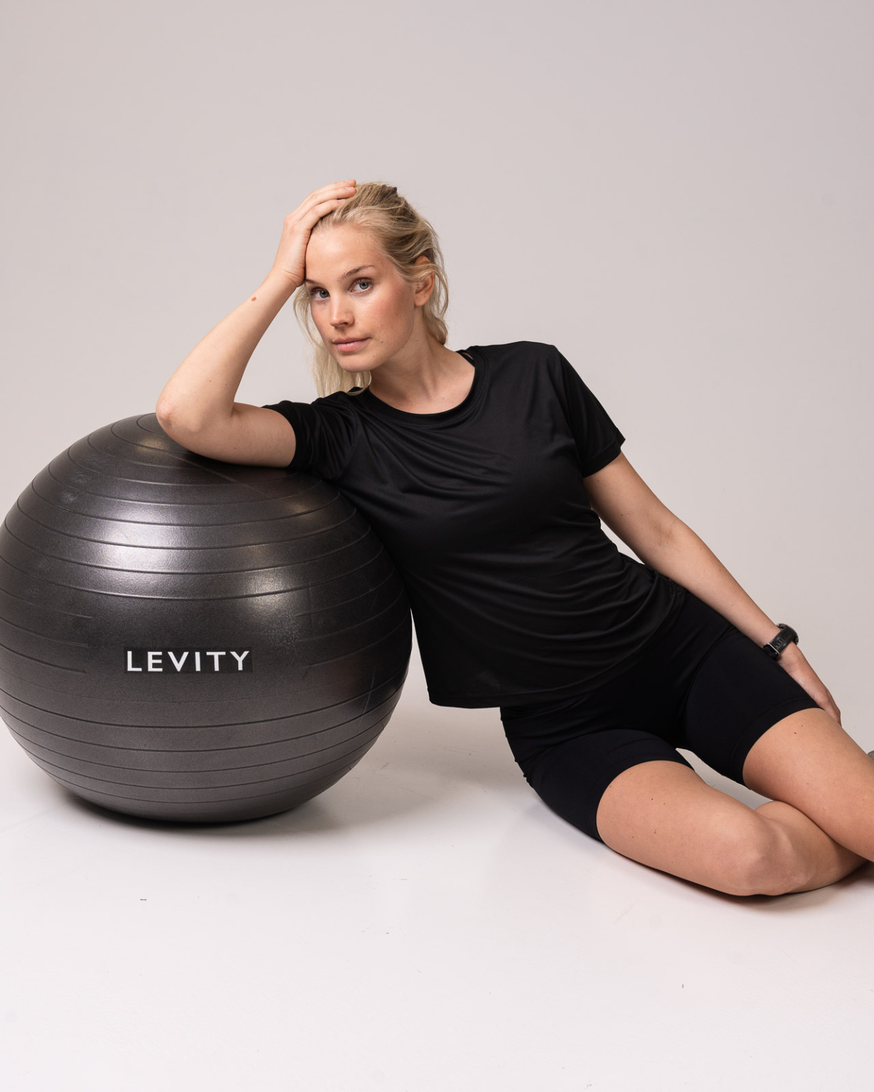 LEVITY Essential T-shirt All Black - Tights.no